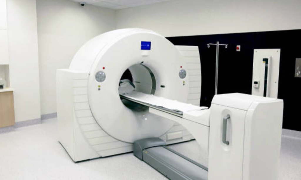 How does a CT scan detect injuries in the head?